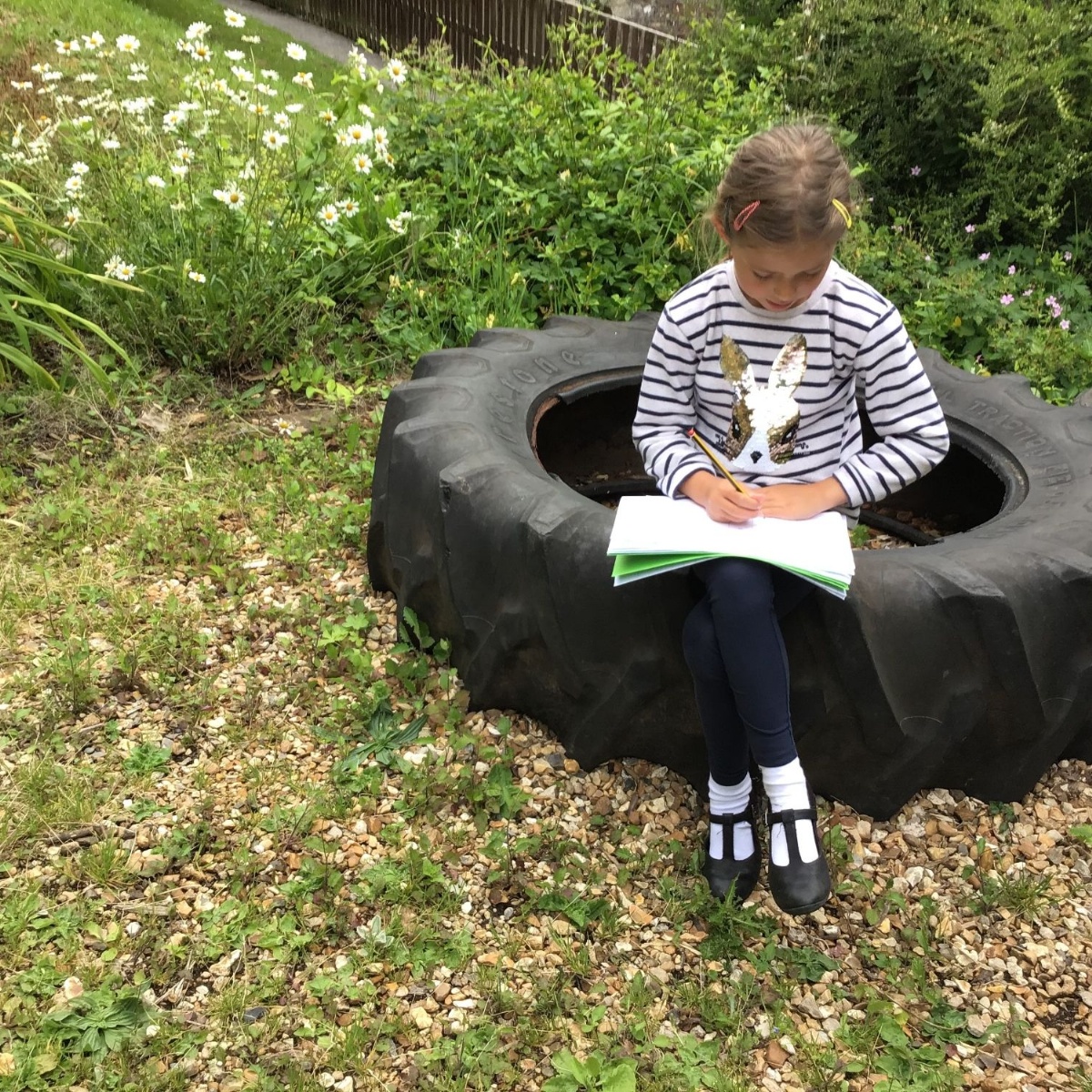 Holbeton Primary School - Fun phonics in the great outdoors!